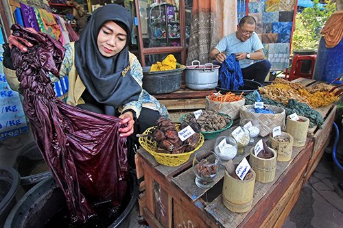 Dekranasda Kalsel Gelar Pelatihan Pewarnaan Alam Kain Sasirangan